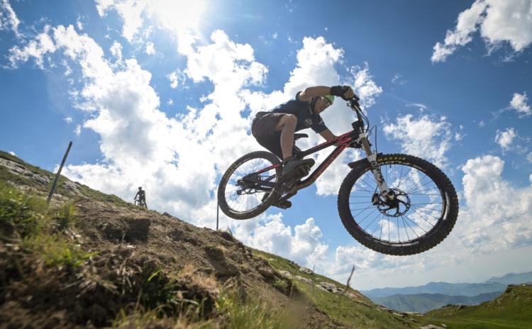 VTT. Biker de l’extrême, Andreas Tonneli est mort après une chute de ...