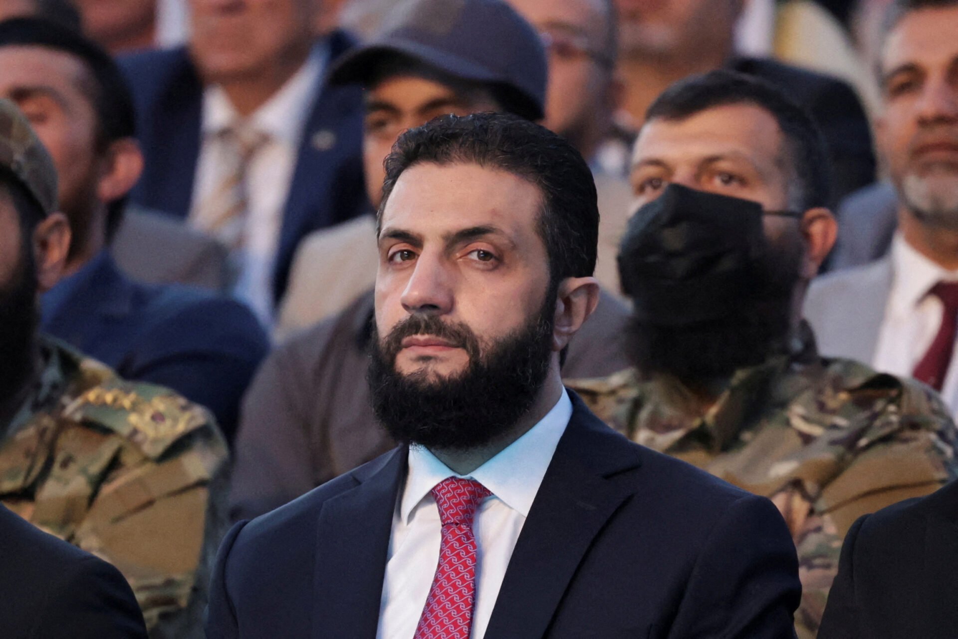 Ο Λευκός Οίκος στρώνει χαλί στον πρώην τζιχαντιστή, ενώ στη Συρία ...