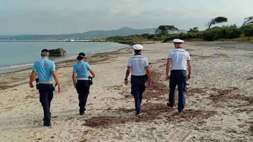 Mazzanta, ombrelloni e teli per prendere il posto: sgomberata la ...