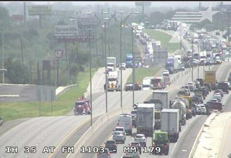 TxDOT: Major crash shuts down I-35 completely near San Antonio