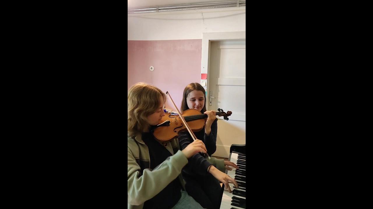 Multitasking Musicians Simultaneously Share Instruments