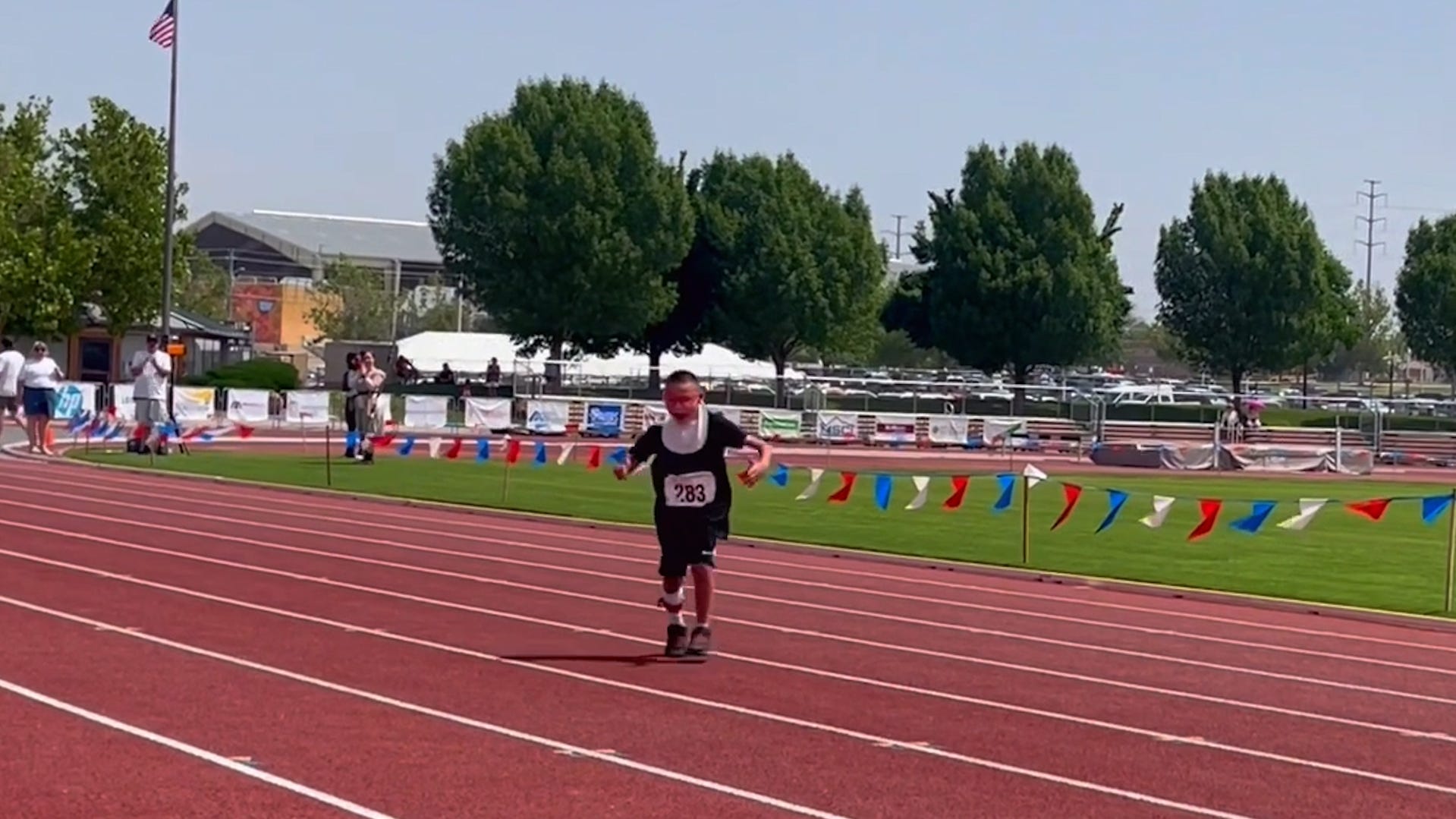 A runner's Special Olympics race ends with a kiss for his biggest fan ...