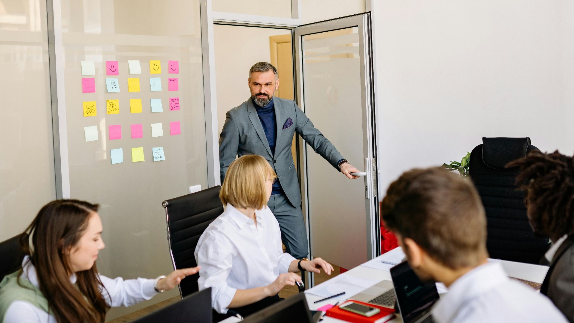 20 Things That Make You Look Unprofessional At Work