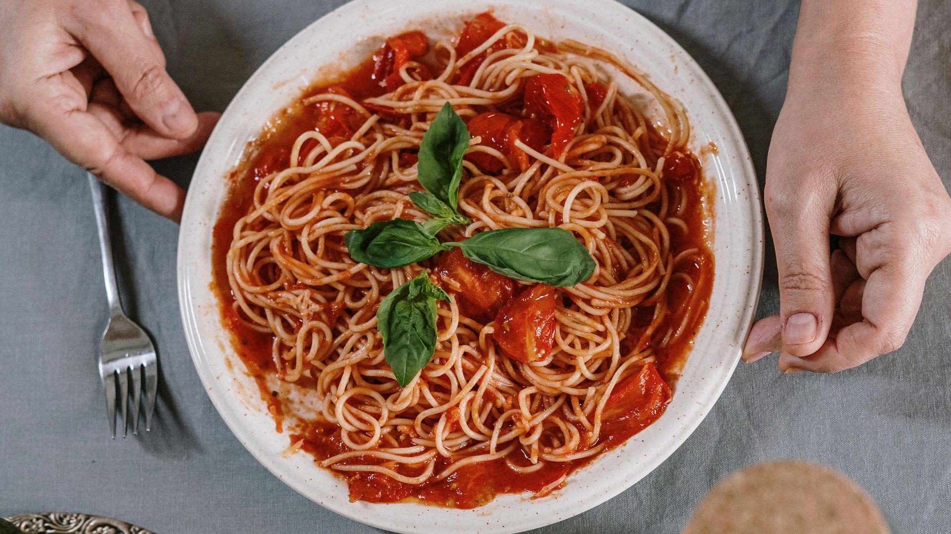 10 Foods To Never Eat On A Date & 10 You Should Eat Instead