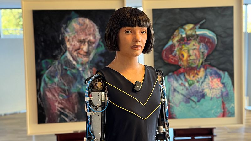 La robot artista Ai-Da presenta el retrato del rey Carlos III en la ONU