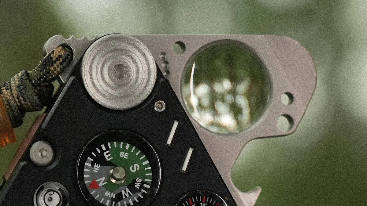 This Tiny Multi-Tool’s Unusual Form Factor Is Actually Perfect