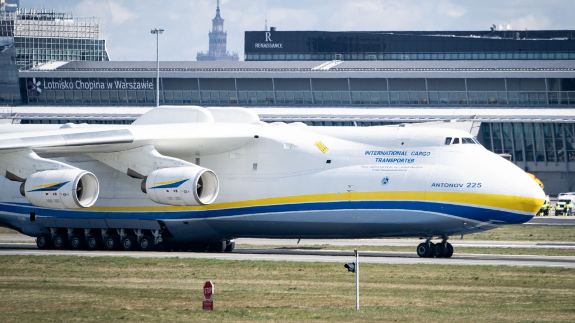 Antonow AN-124: Größtes Frachtflugzeug der Welt "floh" aus der Ukraine ...