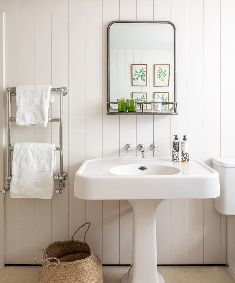 5 things people with tidy bathrooms always have – they're budget ...
