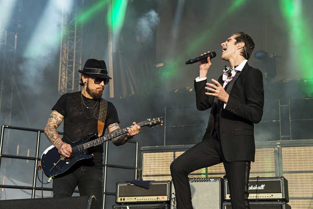 Jane's Addiction bandmates sue each other over onstage fight that ended ...