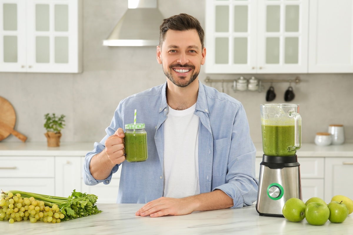 4 sucos de couve para o estômago (e como preparar)