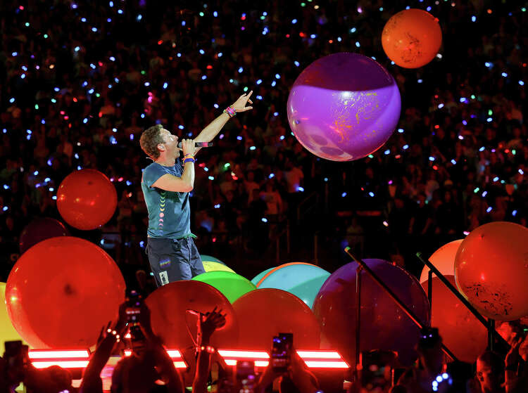 Coldplay accidentally exposes tech CEO's alleged affair on concert ...