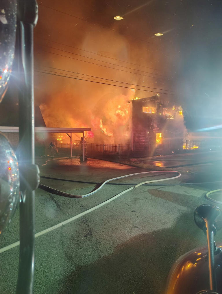 Fire destroys 1 Gun Barrel City home, damages 2 others Thursday morning