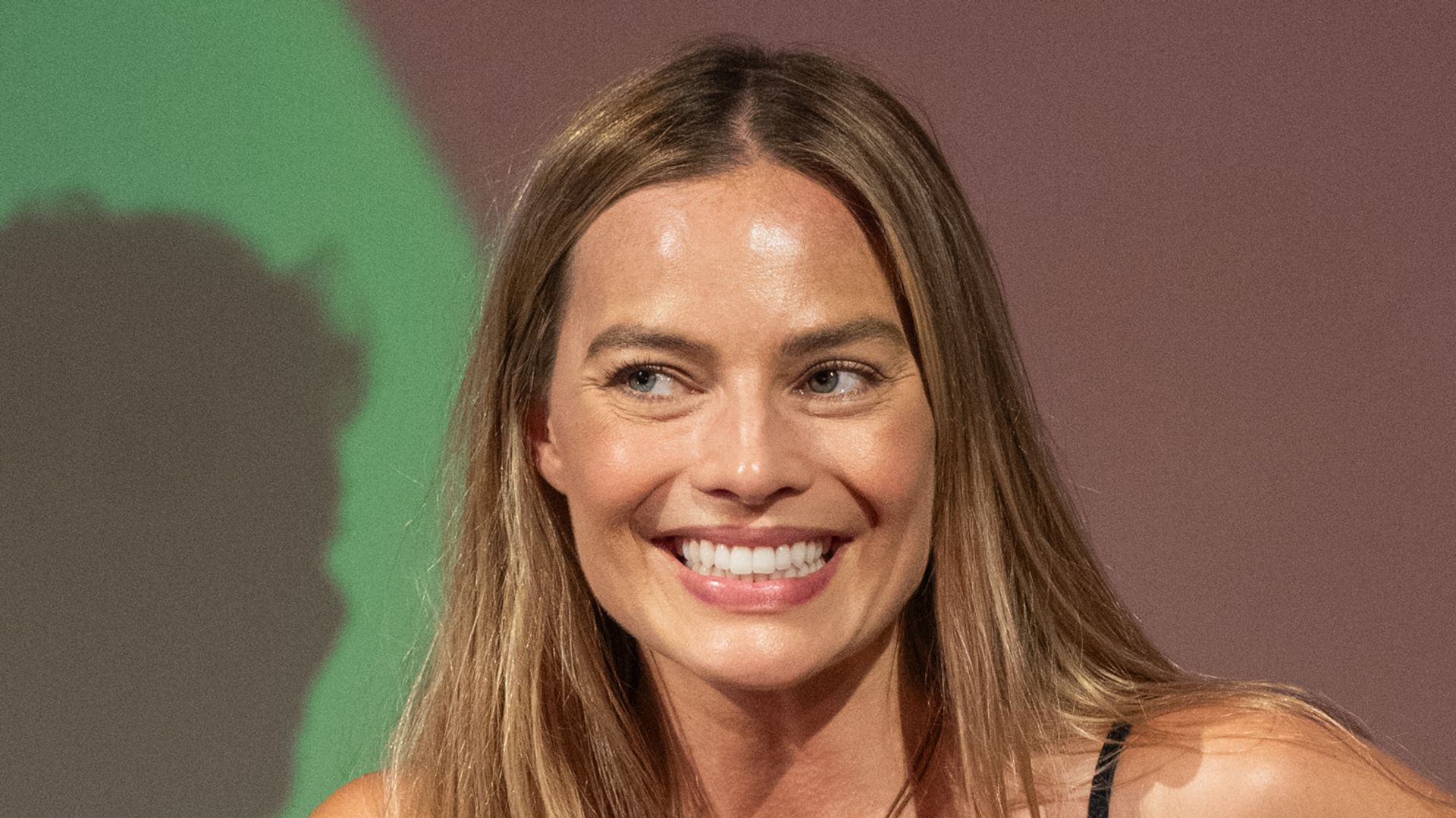 Margot Robbie stuns fans with sweet gesture amid surprise appearance