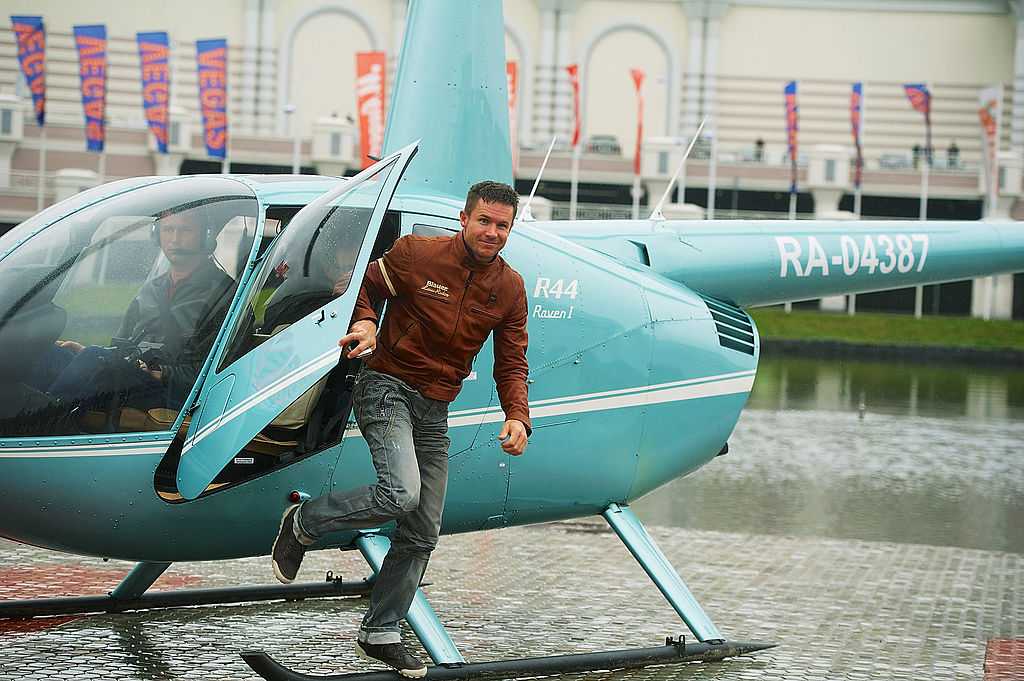 Felix Baumgartner, the first skydiver to fall faster than the speed of ...