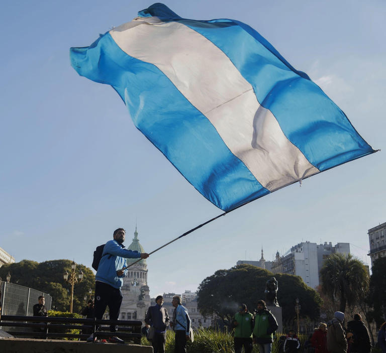 Trabajadores del Hospital Garrahan marchan del Congreso a Plaza de Mayo