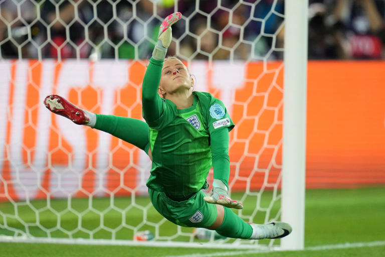 Who is Hannah Hampton? England goalkeeping hero filling Mary Earps’ gloves at Euro 2025