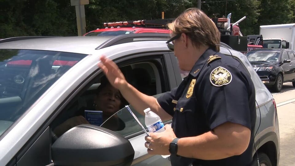 Police handing out water - and warnings - about having money stolen ...