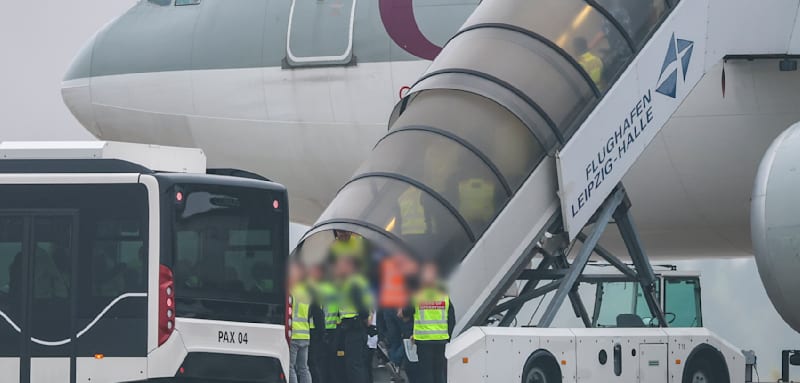Flug nach Kabul – Bundesregierung schiebt Dutzende afghanische ...