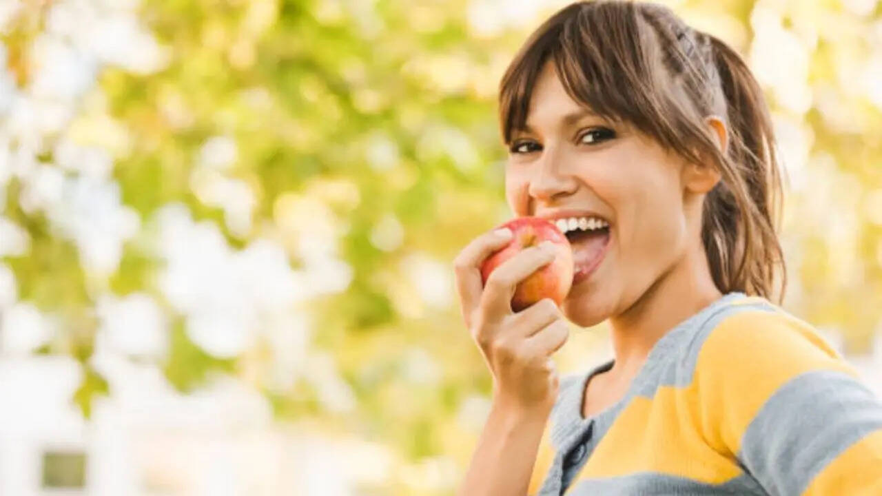 THIS Is the Best Time to Eat Nuts To Strengthen Your Gut, Reveals ...