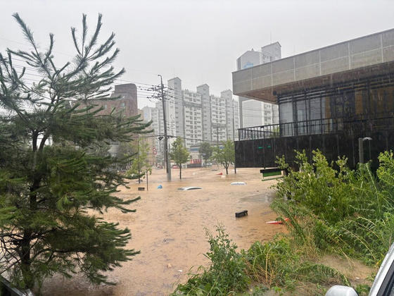 A Starbucks in Gwangju is submerged in rainwater, spreading alarm on ...