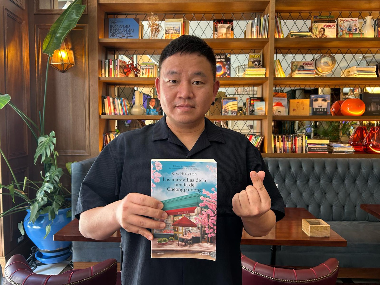 Kim Ho-yeon novela la humanidad de lo cotidiano en una tienda de 24 ...