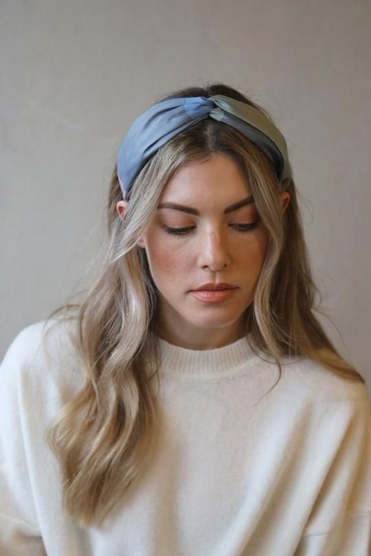 5 Inspirasi Styling Rambut dengan Headband yang Bikin Makin Stylish