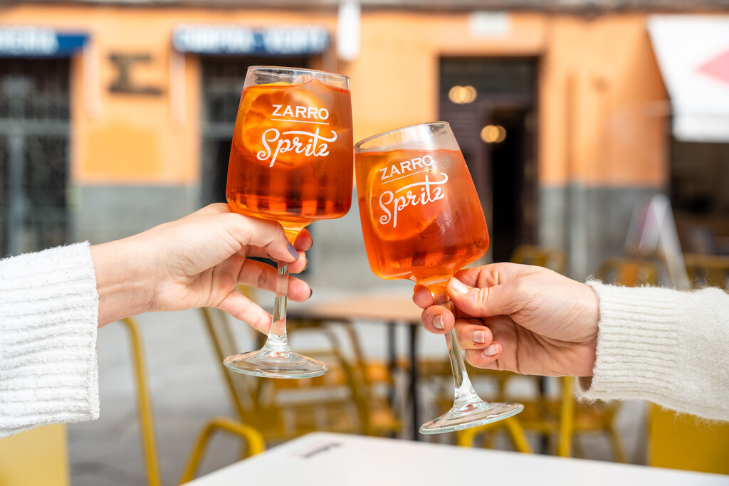 Este vermú Zarro Spritz es ideal para el aperitivo: con toques intensos ...