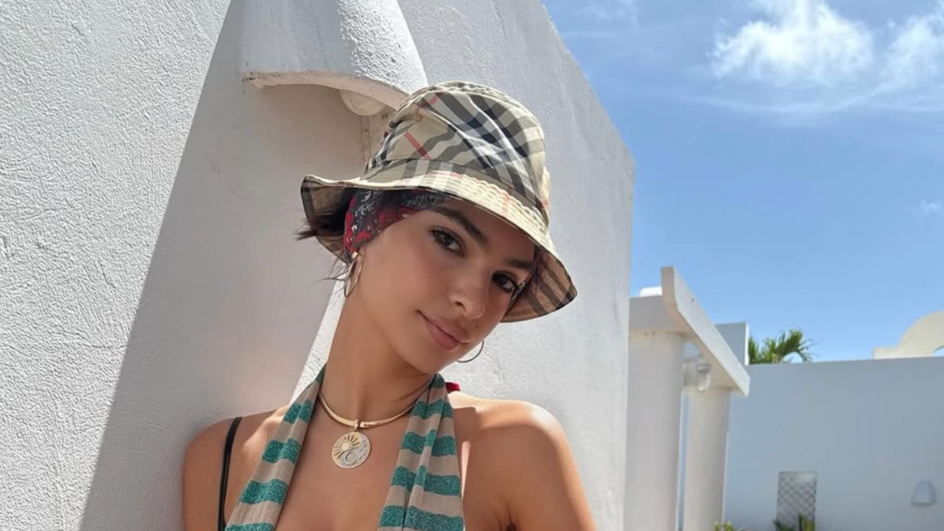 Emily Ratajkowski wagt es, den sinnlichsten Vintage-Print des Sommers ...