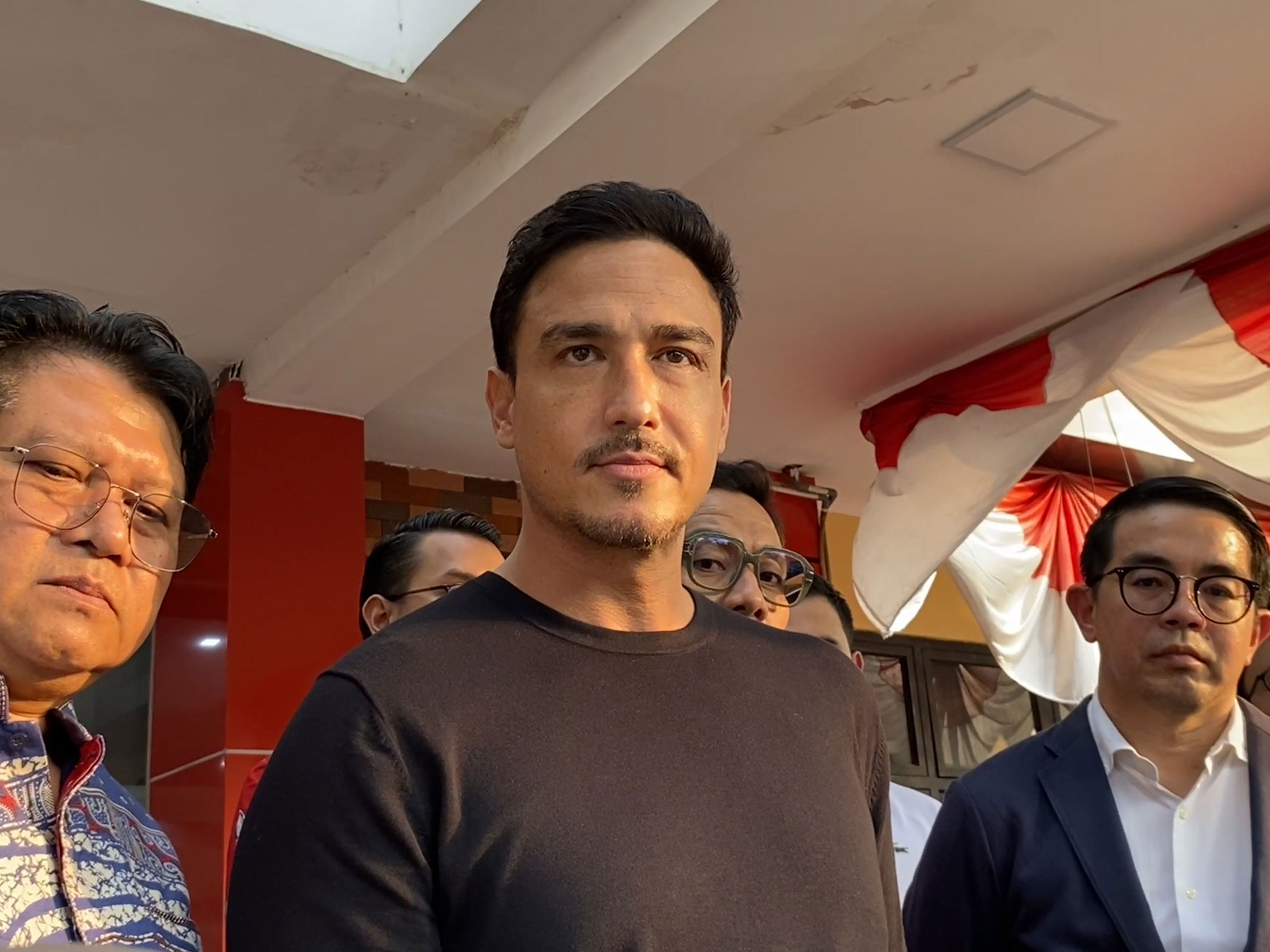 Hamish Daud Dituding Tak Bayar Gaji Karyawan, Raisa Berikan Dukungan untuk sang Suami