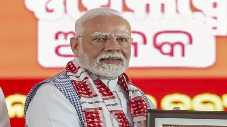 PM Modi's convoy draws crowds in Bengal's Durgapur