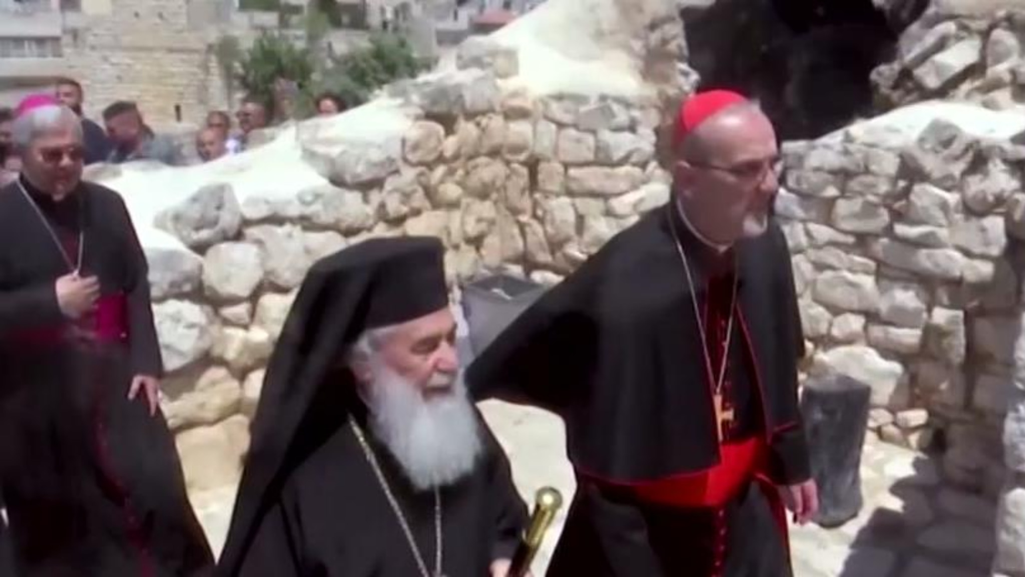 I Patriarchi di Gerusalemme fanno visita alla Sacra Famiglia dopo l'attacco di ieri