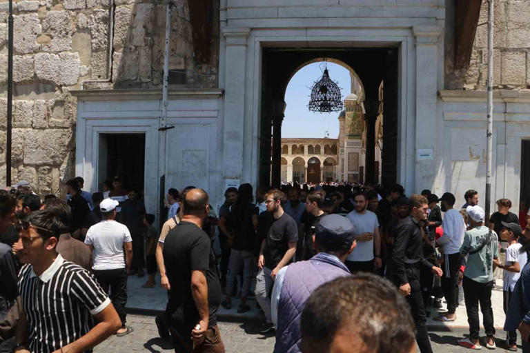 Suriyeliler Cuma namazını kılmak üzere tarihi Emevi Camii’ne akın etti