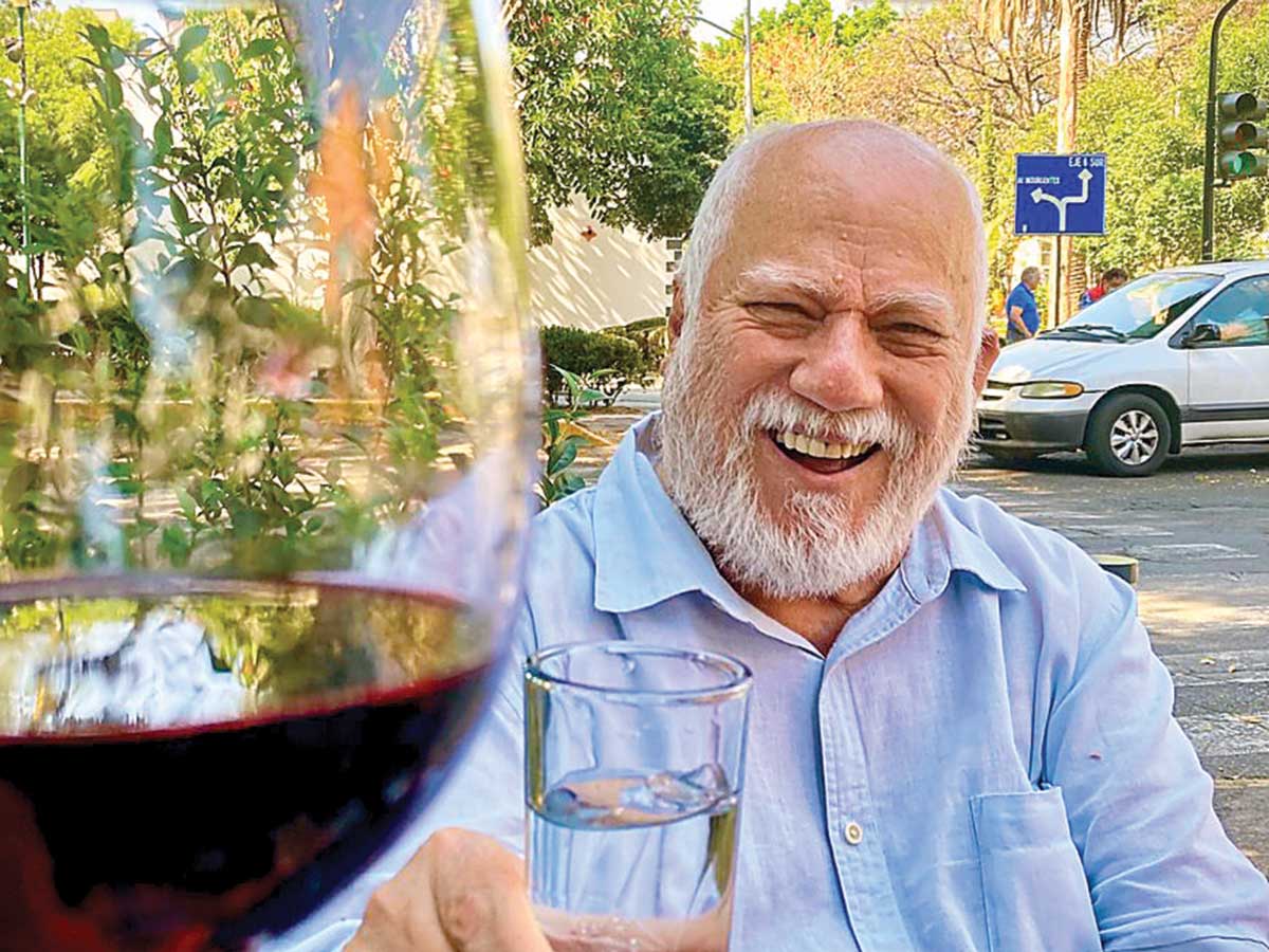 Dionicio Morales (1943-2025); muere “un poeta de alegría solar”