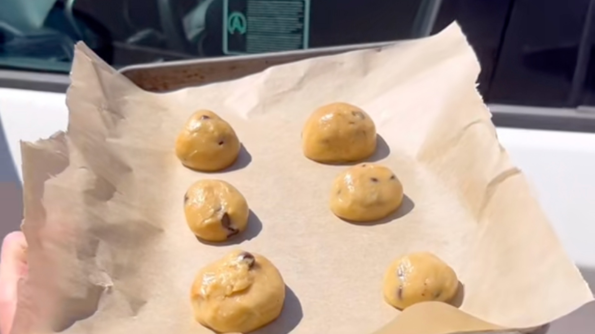 Forget the oven: he uses his car to bake his cookies, and it works!