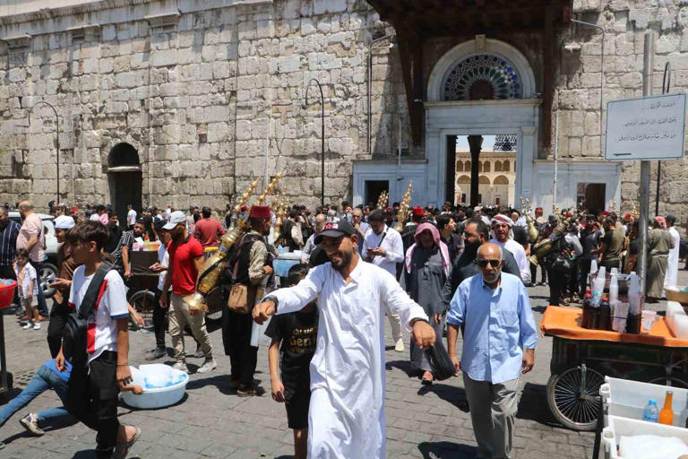 Suriyeliler Cuma namazını kılmak üzere tarihi Emevi Camii’ne akın etti