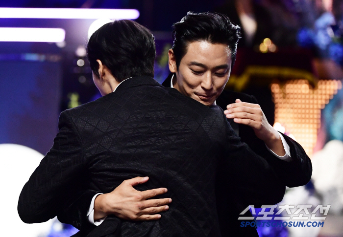 Chu Youngwoo, Ju Jihoon, a hot hug
