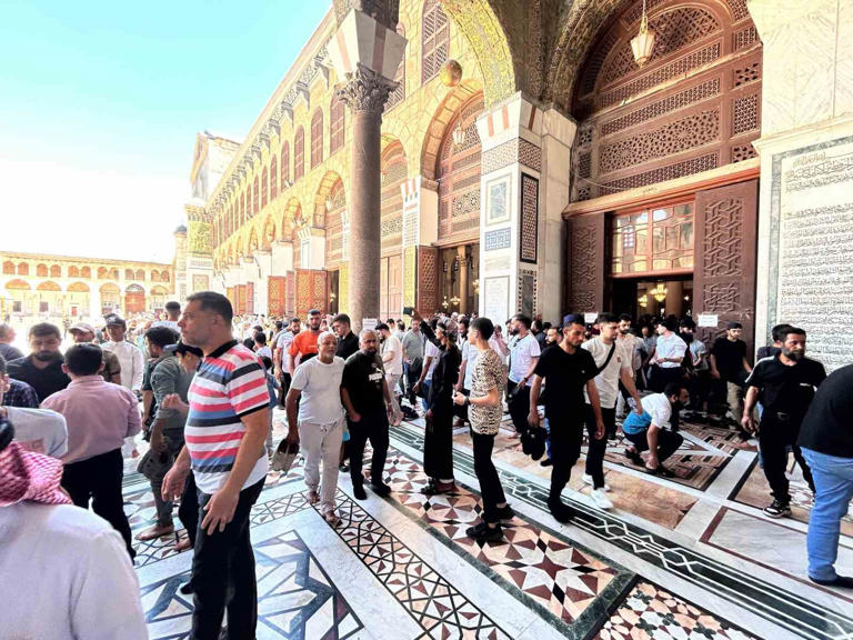 Suriyeliler Cuma namazını kılmak üzere tarihi Emevi Camii’ne akın etti