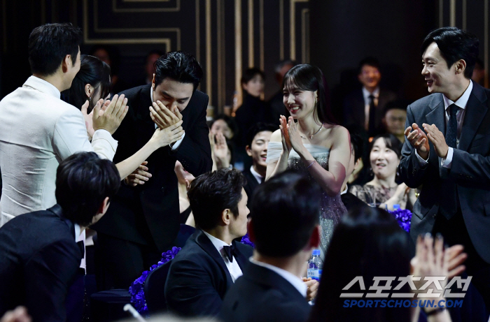 Lee Kwang-soo won the Blue Dragon Best Supporting Actor Award