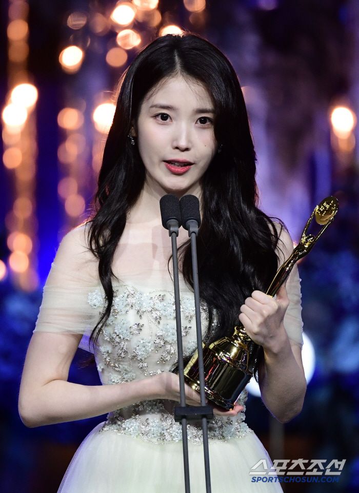 IU gets emotional for Best Actress. I dedicate it to all Ae-soon in the ...