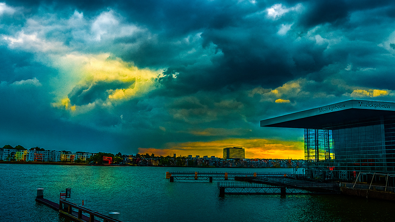 Promenad i Amsterdam – Regnig och Blåsig Dag från Hotel Jakarta