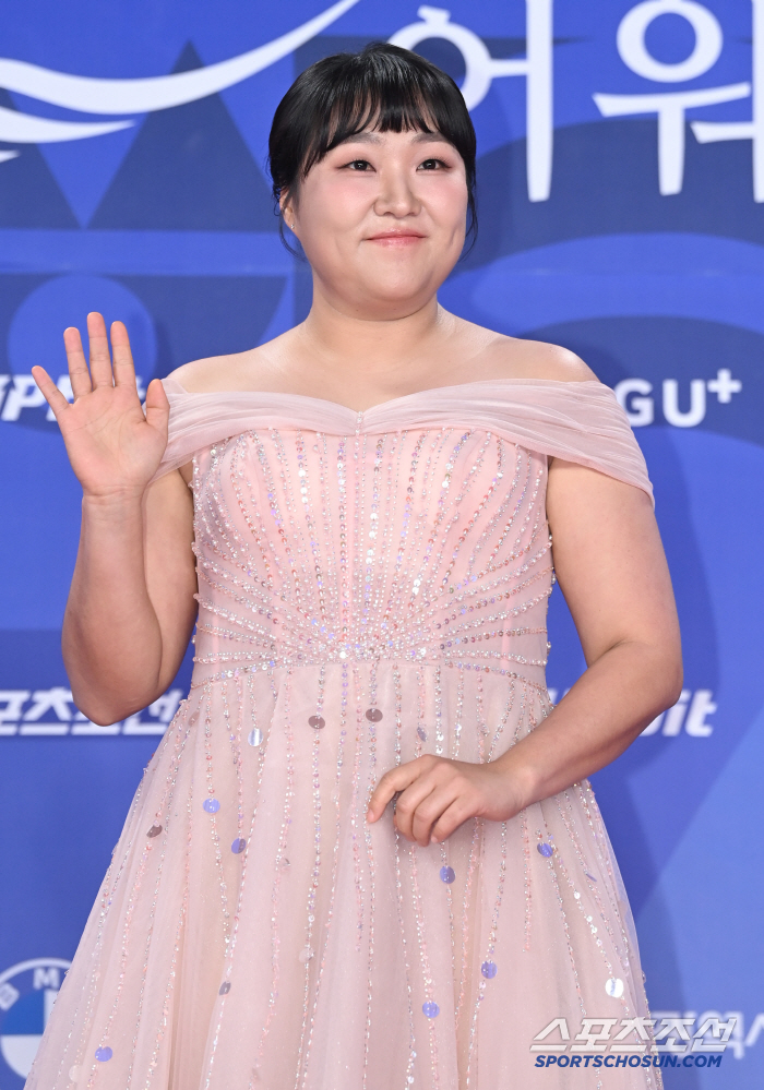 [제4회 BSA] 이수지, 여자예능인상 "엄마가 대기업 가랬는데…'SNL' 예쁘게 봐달라"