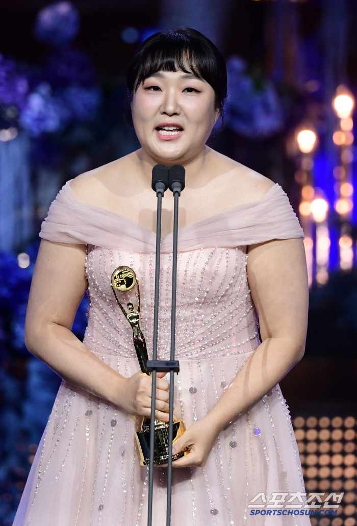 Lee Su-ji won the Blue Dragon Series Award for Best Female Entertainer