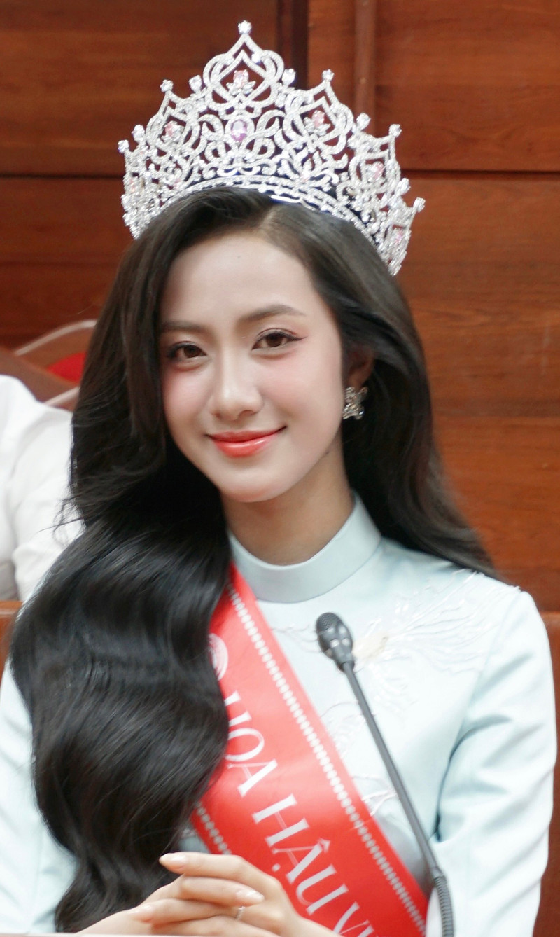 Cận nhan sắc Hoa hậu Trúc Linh khi về quê nhà