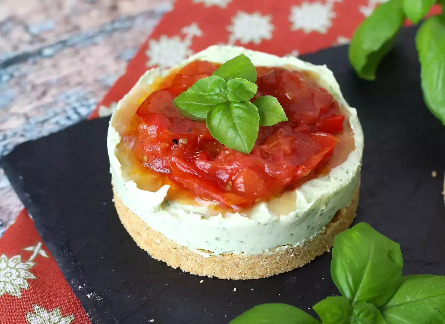 Cheesecake salé au fromage frais, basilic et tomates cerises