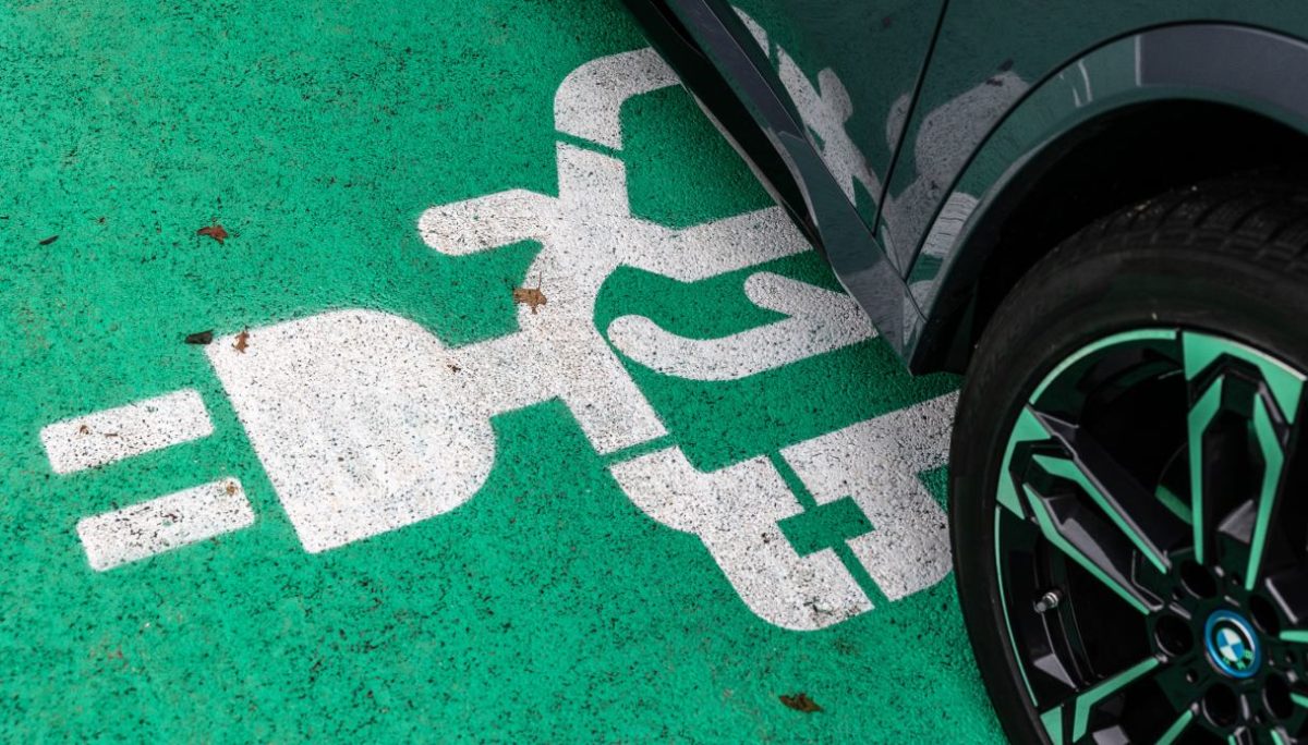 La sosta gratuita per le auto elettriche sta scomparendo dalle città