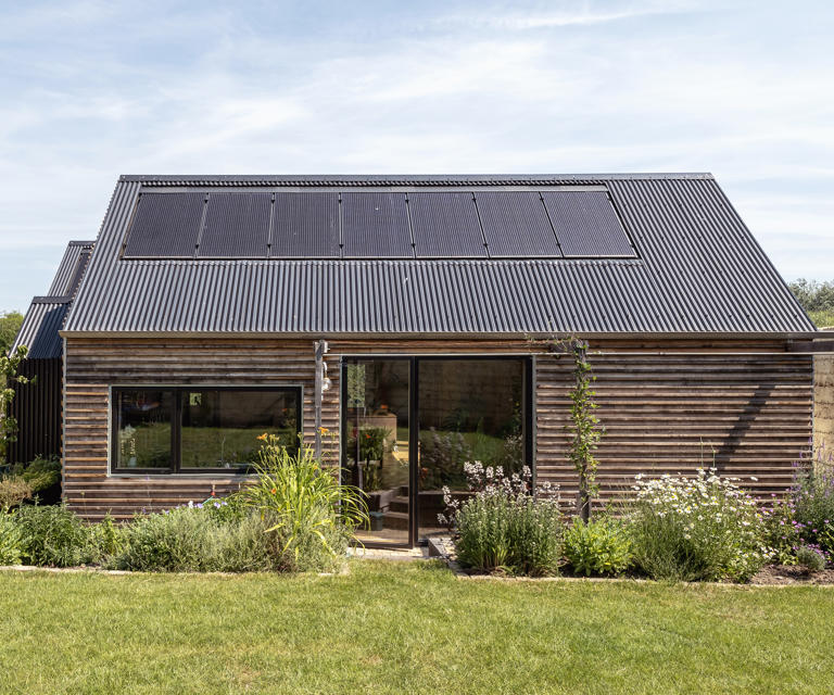 What is a solar panel inverter and how important is it in your solar PV ...