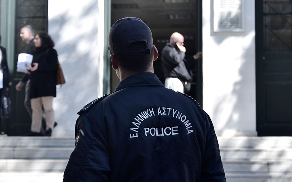 Χειροπέδες σε αστυνομικούς για εμπόριο ναρκωτικών – Πώς δρούσαν