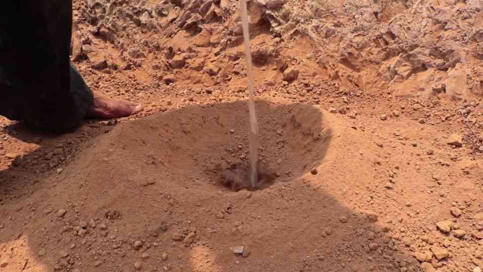 Building a Mud House by Hand, the Ancient Way