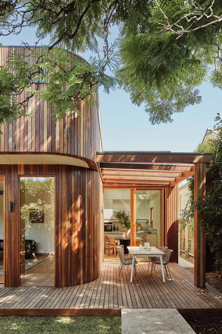 Circle Studio Architects adds curved extension to Melbourne cottage