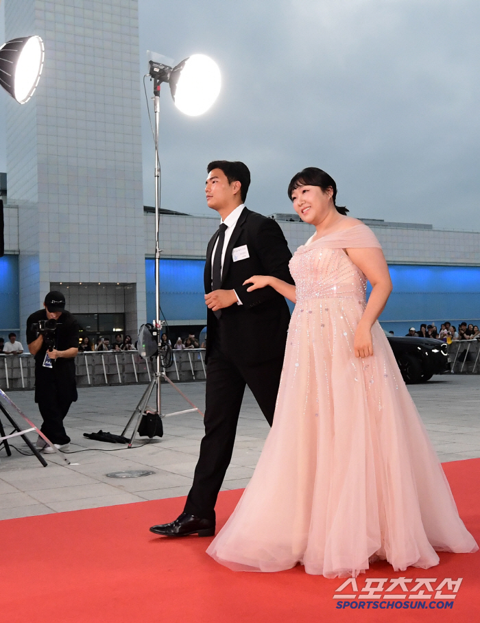 Lee Suji looks like an actress today